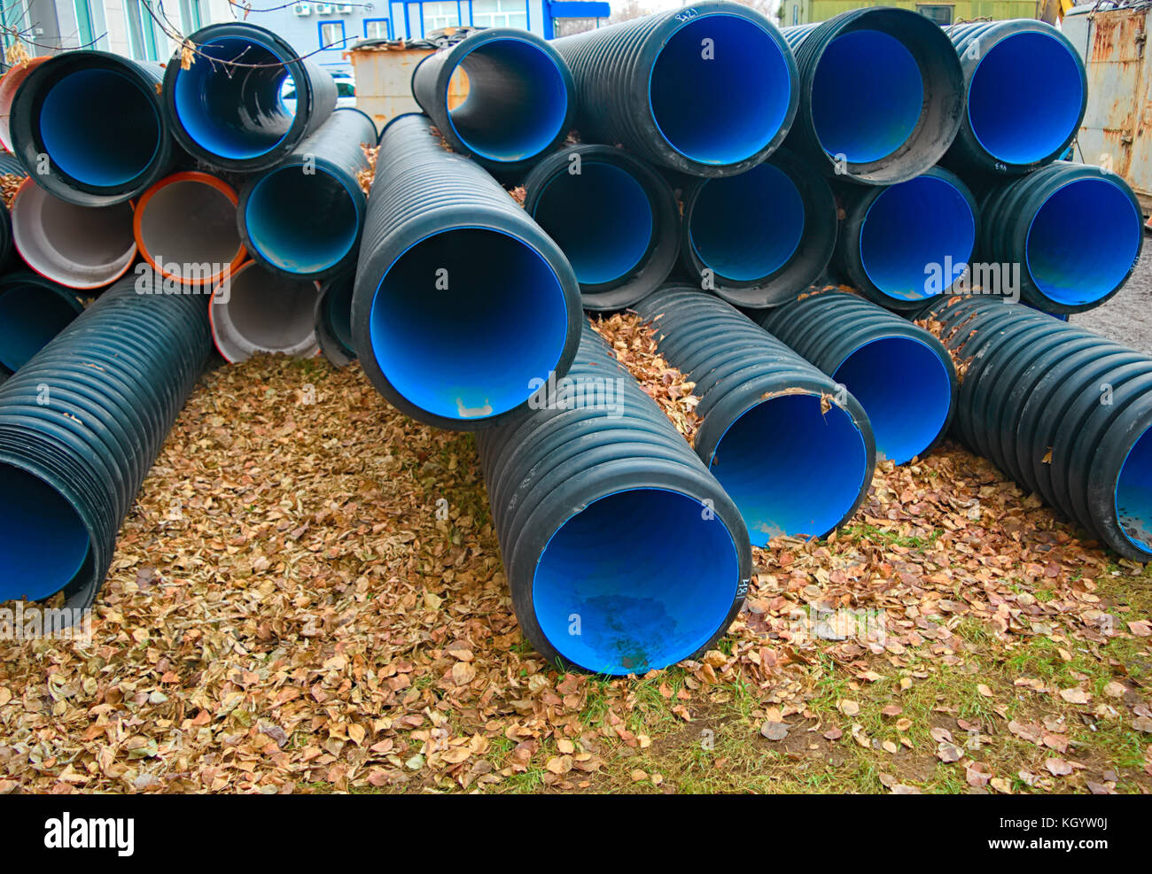 Des tuyaux de grand diamètre pvc préparé pour la pose sur chantier de ...