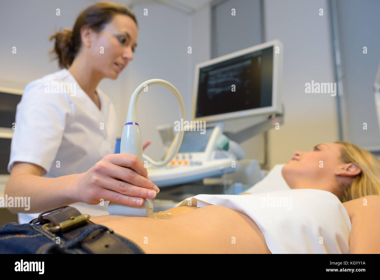 Échographie échographie de l'abdomen Photo Stock - Alamy