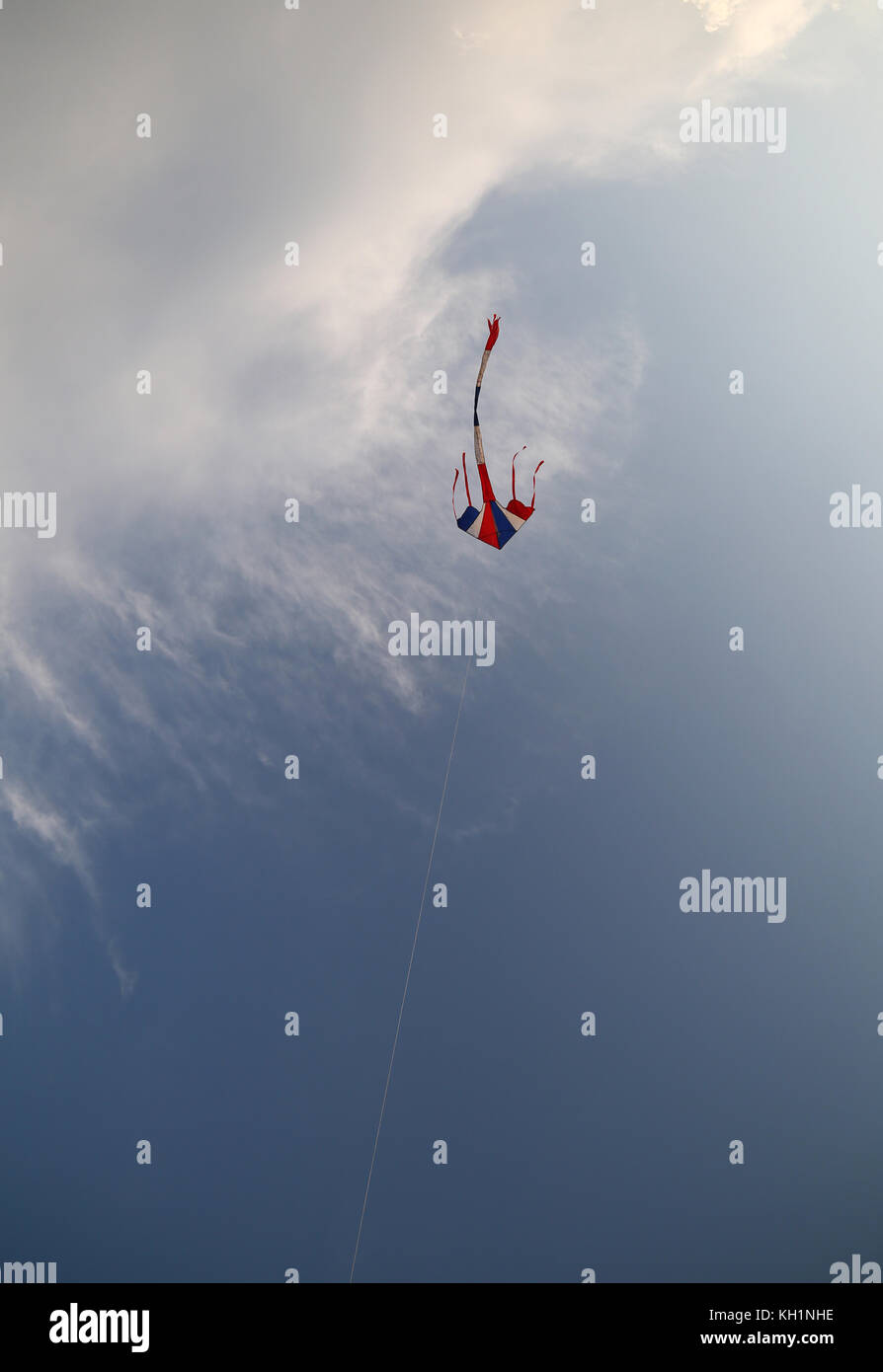 Cerf-volant avec une longue queue vole dans le ciel symbole de légèreté ...