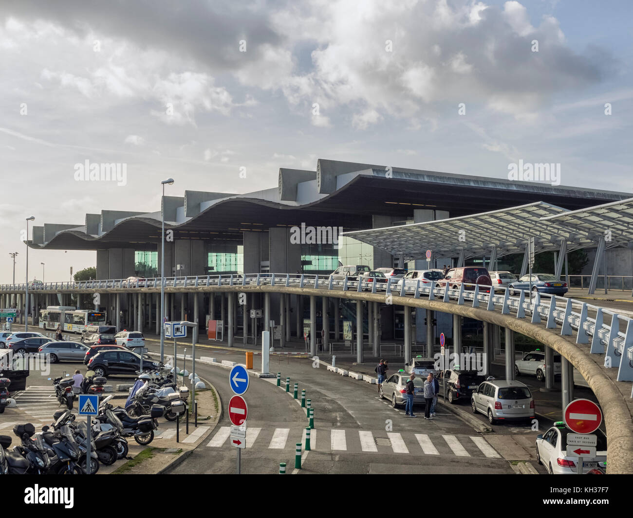 L'aéroport de Bordeaux-MERIGNAC, FRANCE : Vue extérieure de l'Aérogare ...