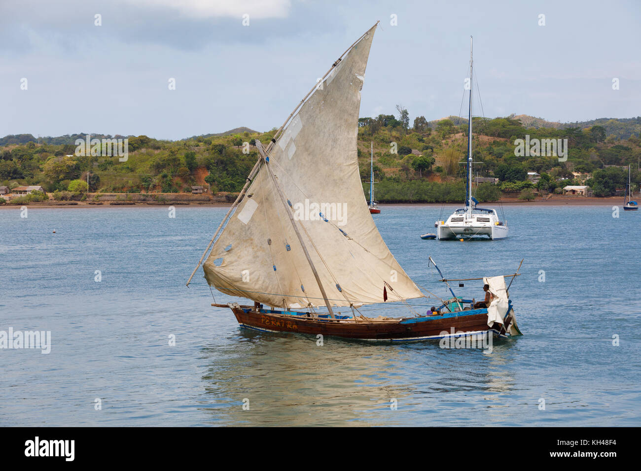 Nosy Be, Madagascar - Novembre 3,2016 homme malgache sur mer en pirogue ...