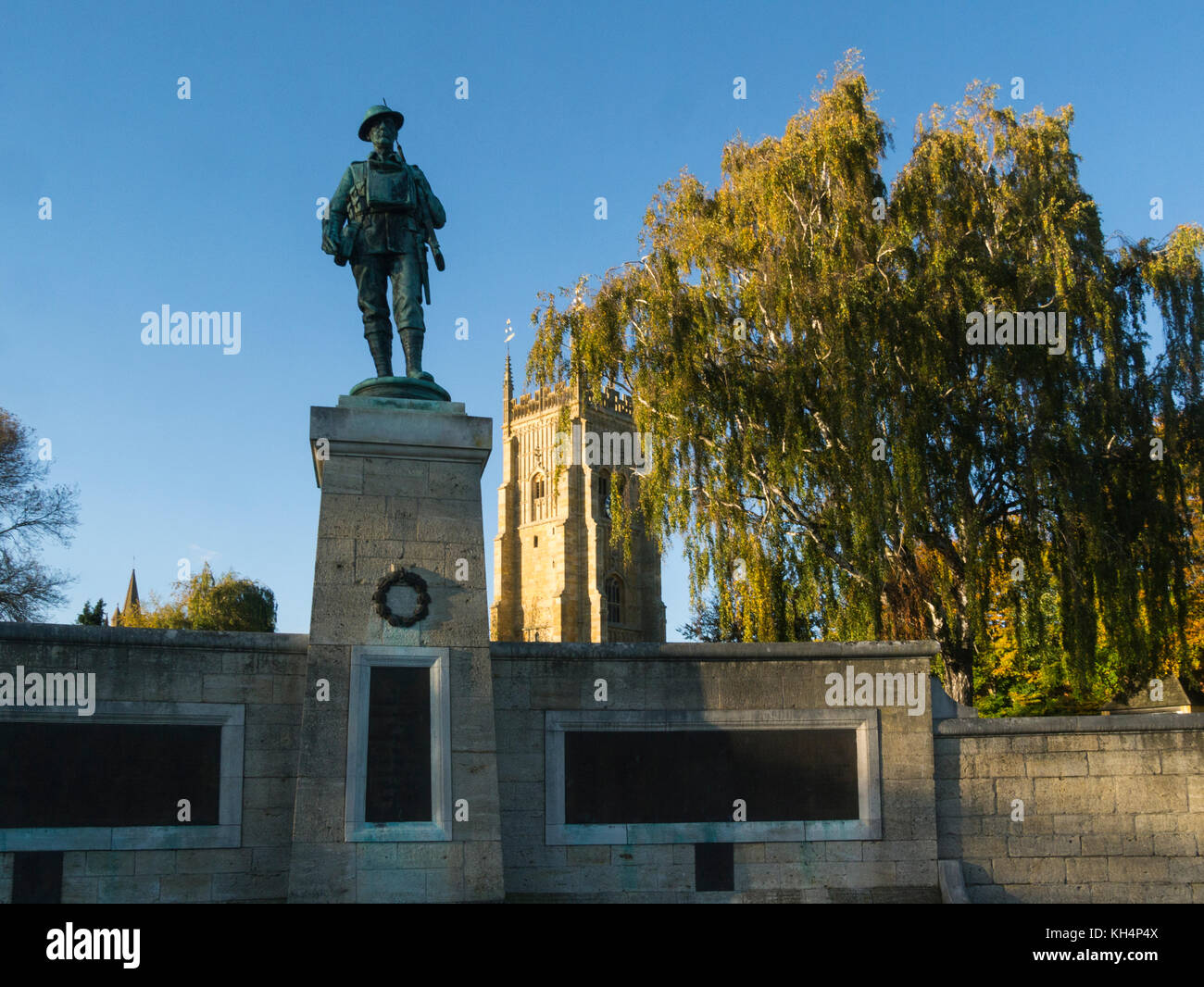 Sculpture soldat sur grand socle Banque de photographies et d’images à ...