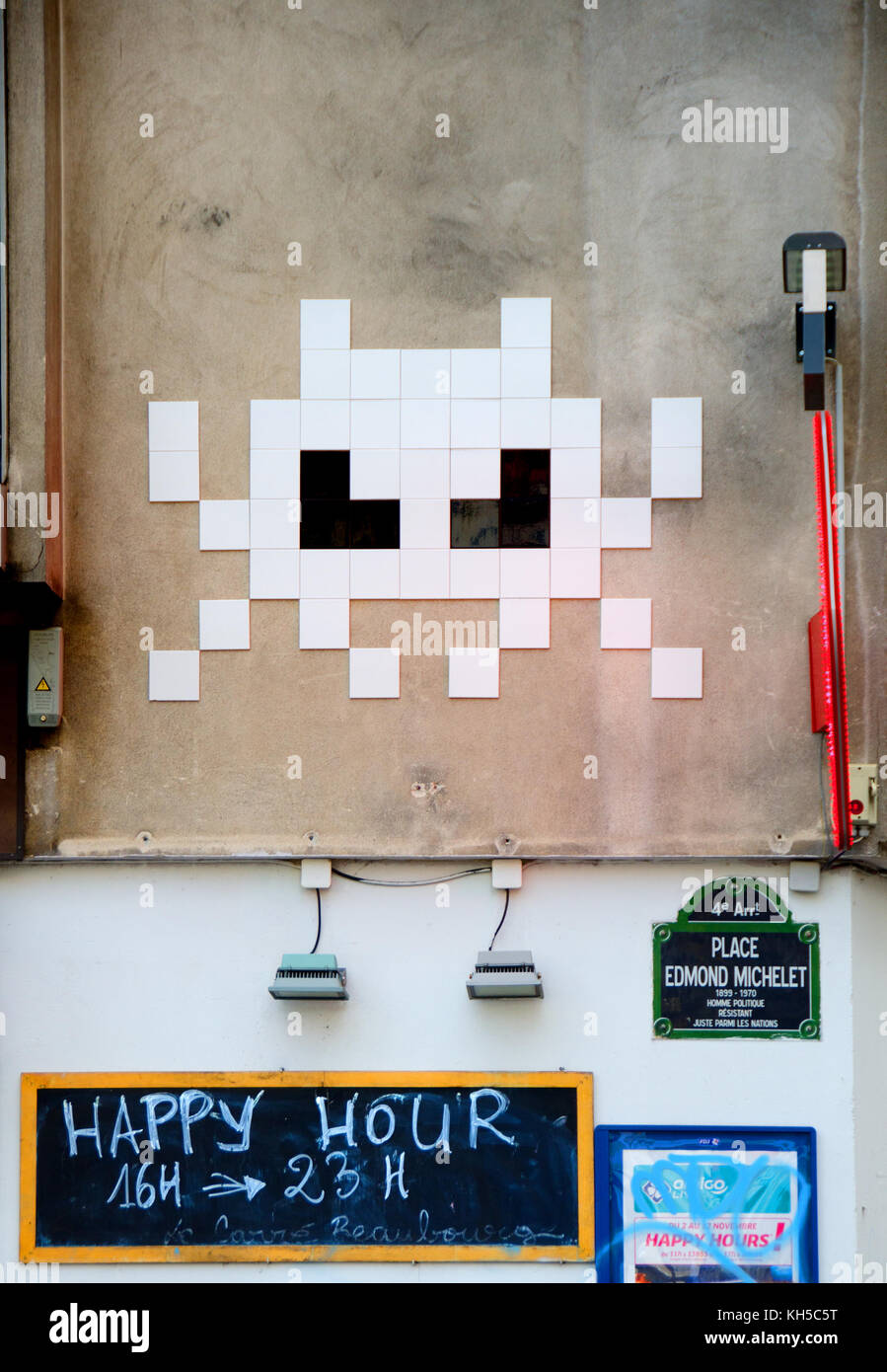 Paris, France. Mosaïque Space Invader street art par 'Invader' en place ...
