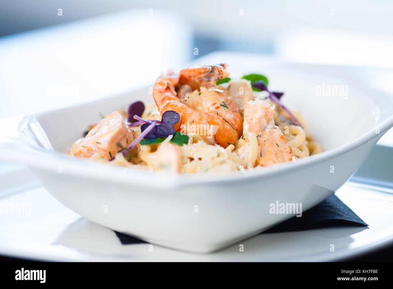 Pâtes aux fruits de mer crémeux au saumon, crevettes, moules et fromage ...