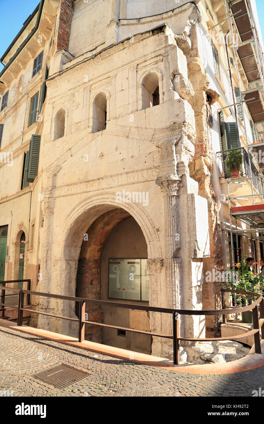 Verona porta leoni Banque de photographies et d’images à haute ...