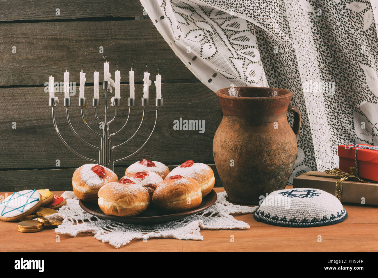 Menorah juive traditionnelle, la kippa et les beignes Photo Stock - Alamy