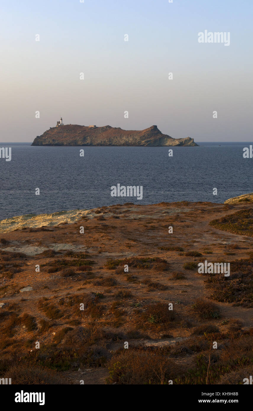 Corse : coucher de soleil sur l'île de la Giraglia, à la pointe nord du ... Corse : coucher de soleil sur l'île de la Giraglia, à la pointe nord du ...