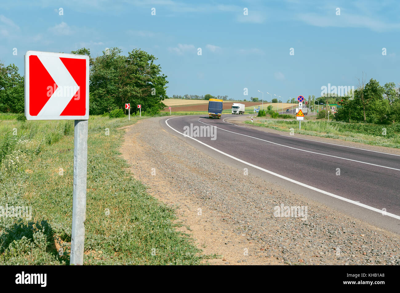 Piste de virage courbe signe route Banque de photographies et d’images ...