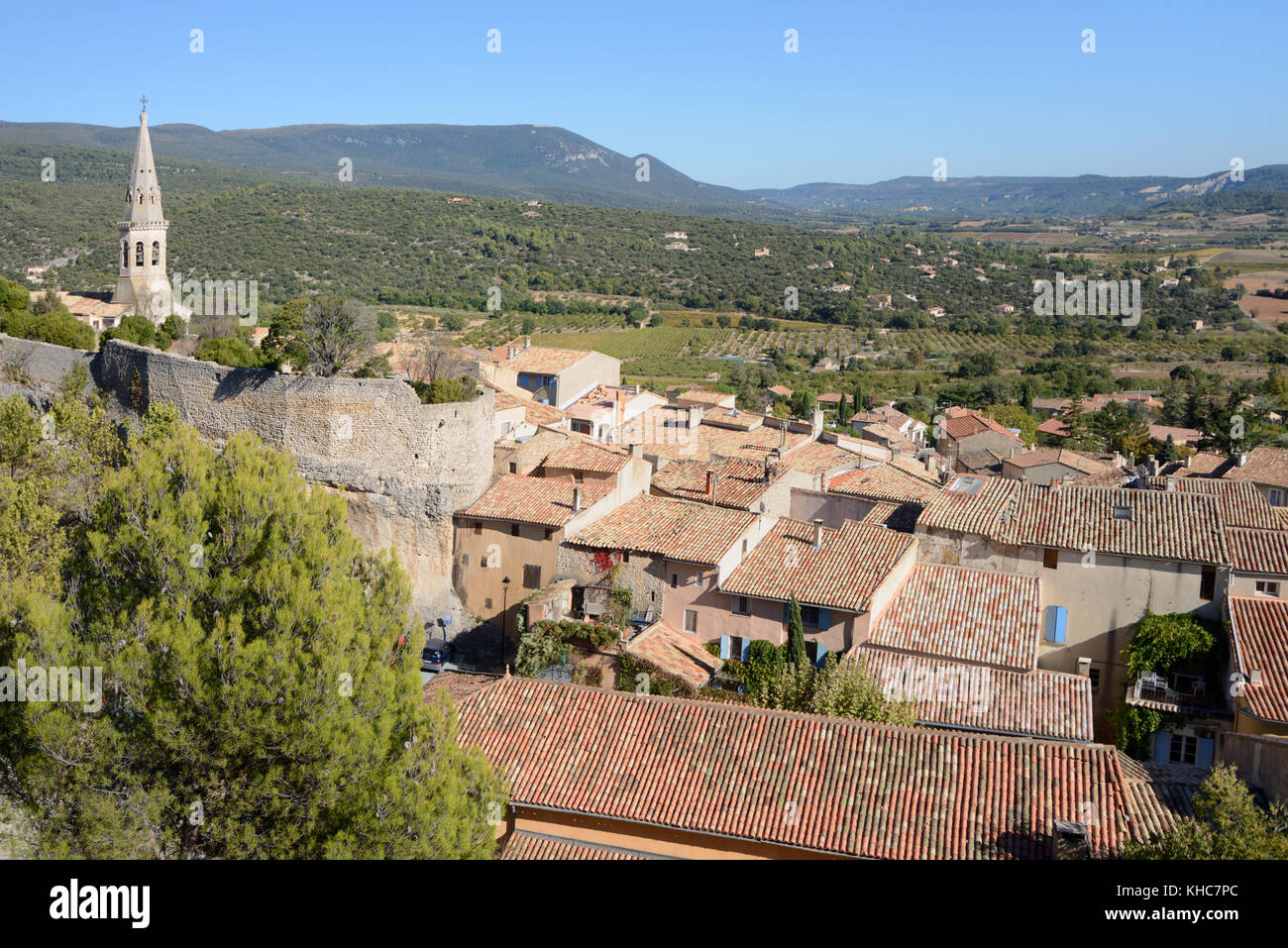 Vue sur le village et les toits de Saint Saturnin-les-Apt près d'Apt dans le Parc régional du ...