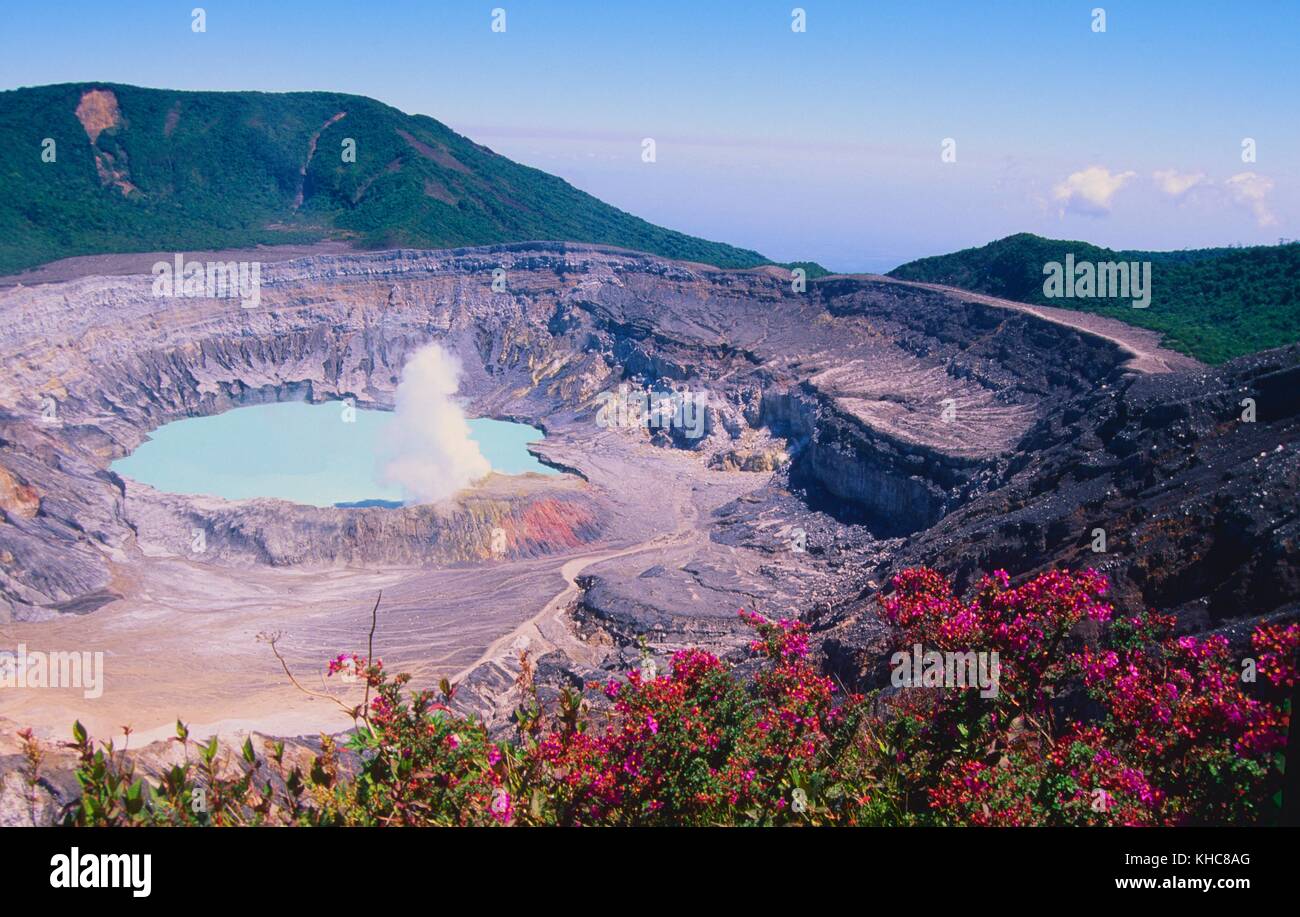 Cratère du volcan Poas,,, le lac du cratère, fumerolle, costa rica ...
