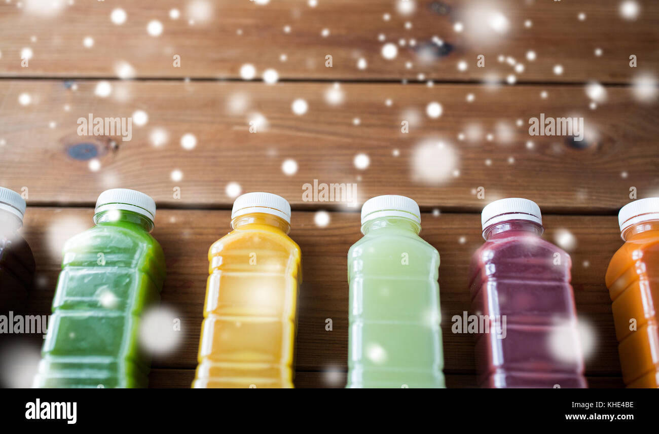 Bouteilles avec différents jus de fruits ou de légumes Photo Stock - Alamy