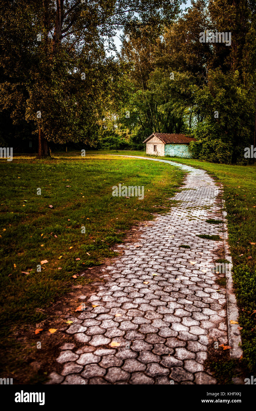 Petite maison ancienne Banque de photographies et d’images à haute ...