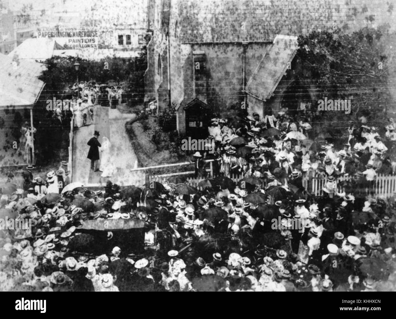 2115024 Walker Sir Samuel Griffith arrive avec sa fille Evelyn pour son ...