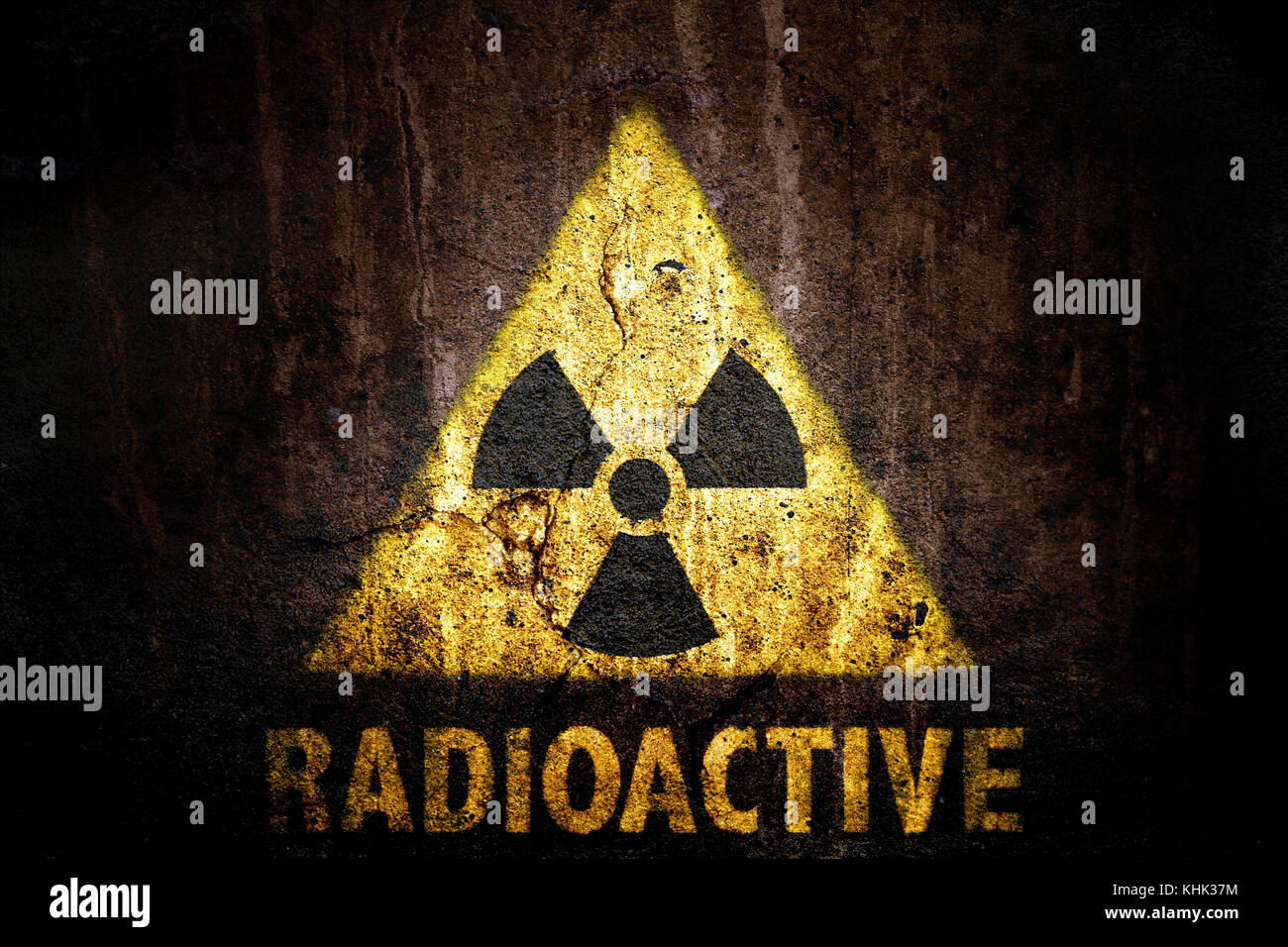 Radioactifs jaune (rayonnements ionisants) symbole de danger radioactif ...