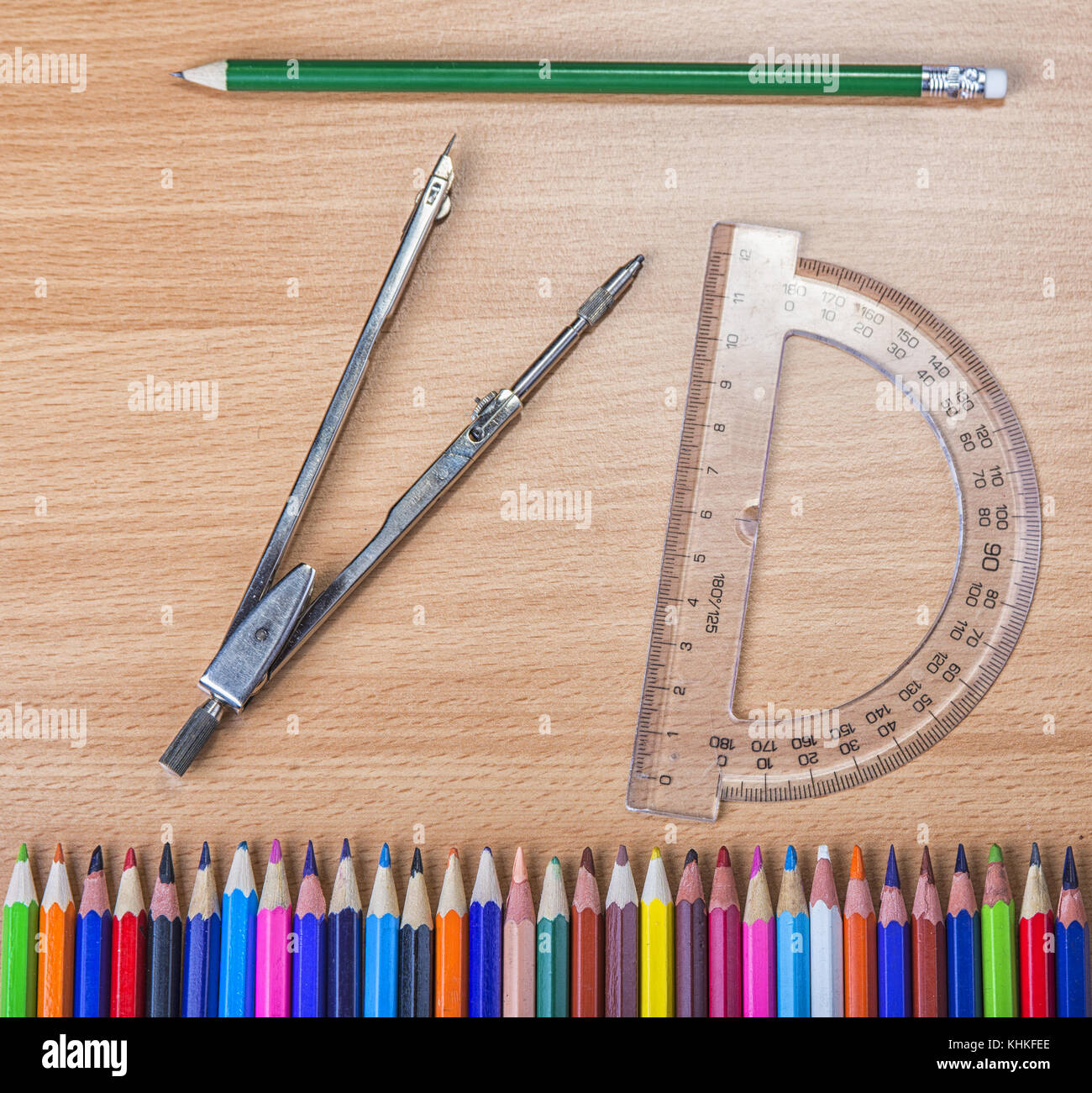 Outils pour l'école. géométrie avec compas rapporteur et crayons Photo ...