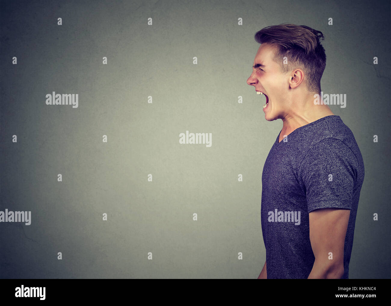 Visage de profil homme qui crie Banque de photographies et d’images à ...