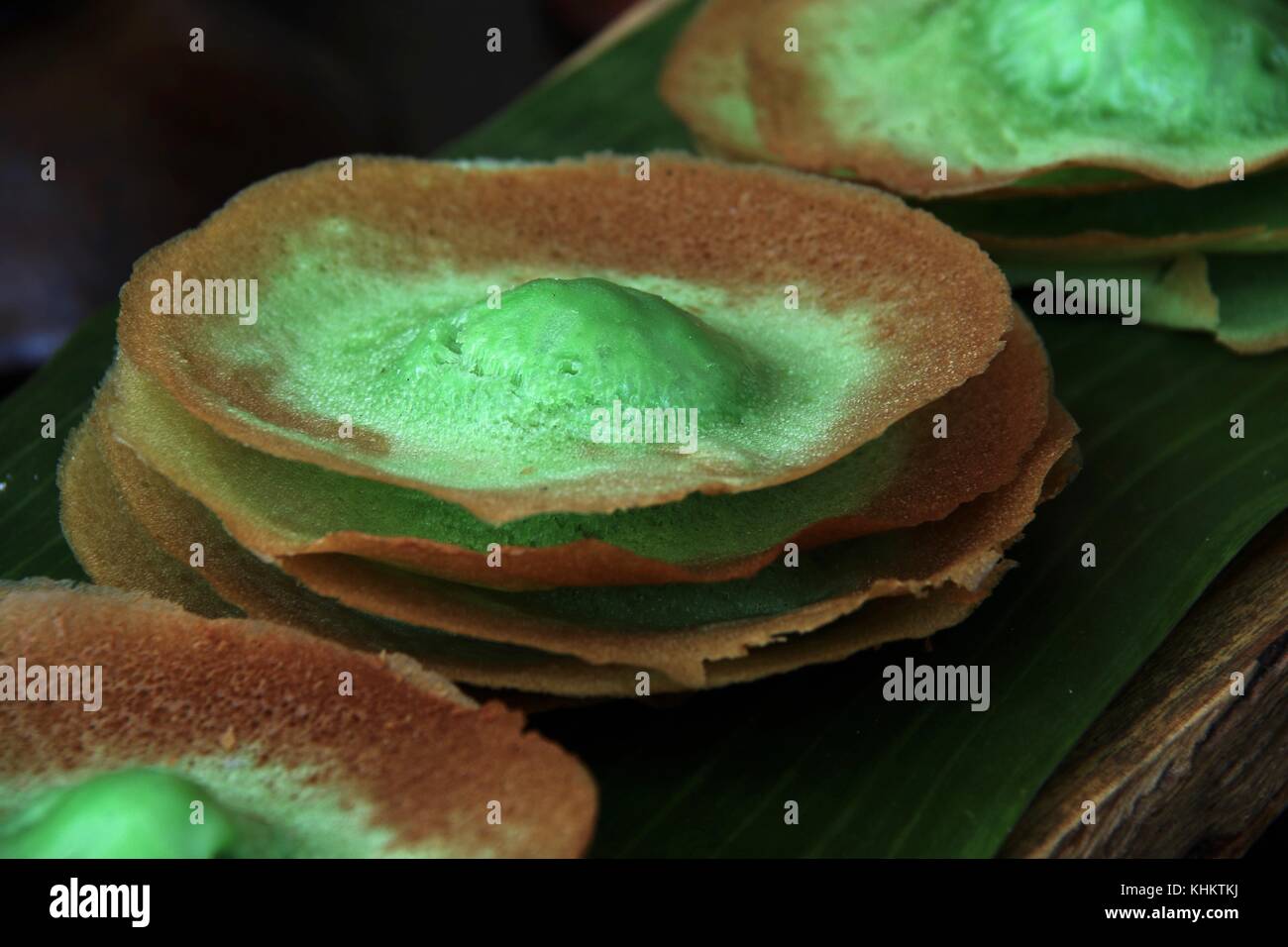 Kue ape, pandan lait de coco traditionnel de Jakarta à crêpes Photo ...