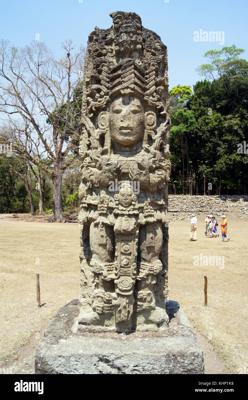 Ancienne stèle maya sur la place à Copan, Honduras Photo Stock - Alamy