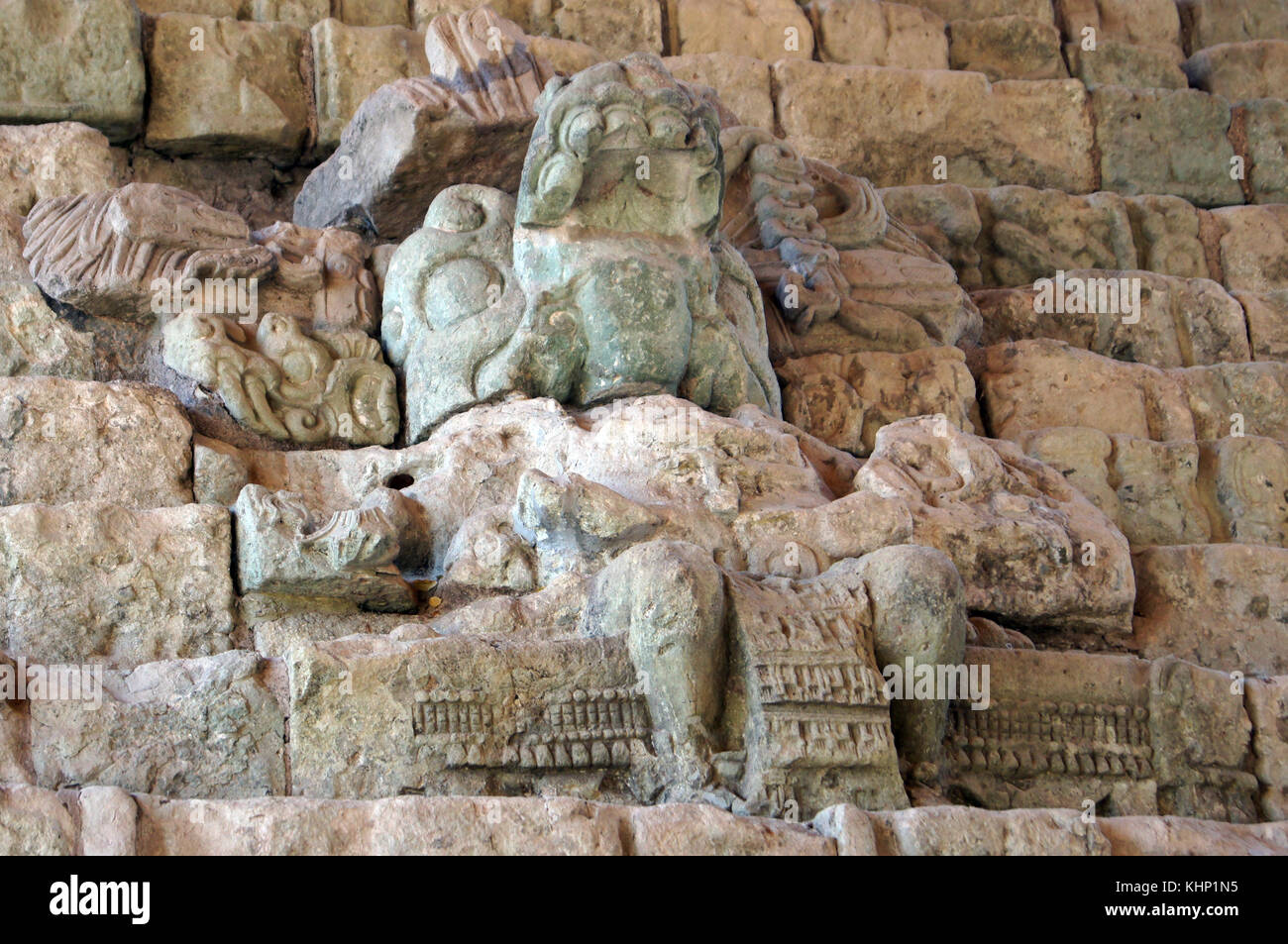 Statue du dieu Maya sur les étapes de pyramide dans copan, Honduras ...