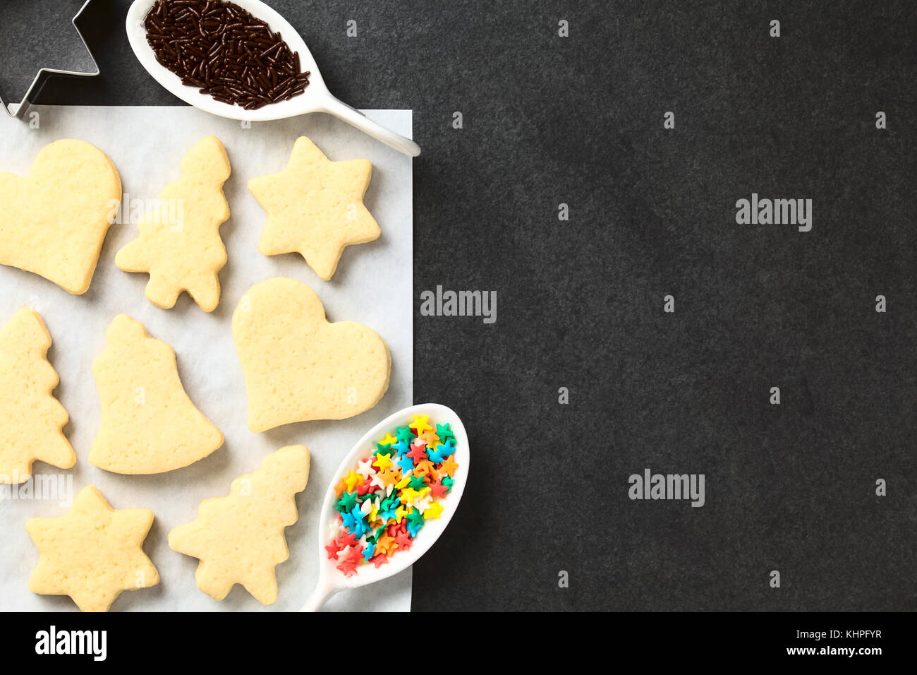 Sucre cuit fait maison pour Noël avec du glaçage et saupoudre sur le ...