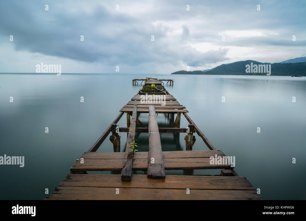 Jetée du port en bois cassée dans sulawesi. le nom de l'est du lac ...