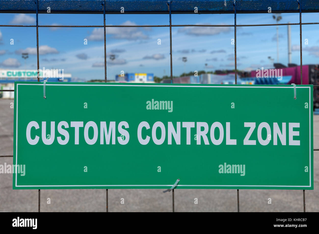 Panneau vert, zone de contrôle des douanes, sur la barrière de la ...