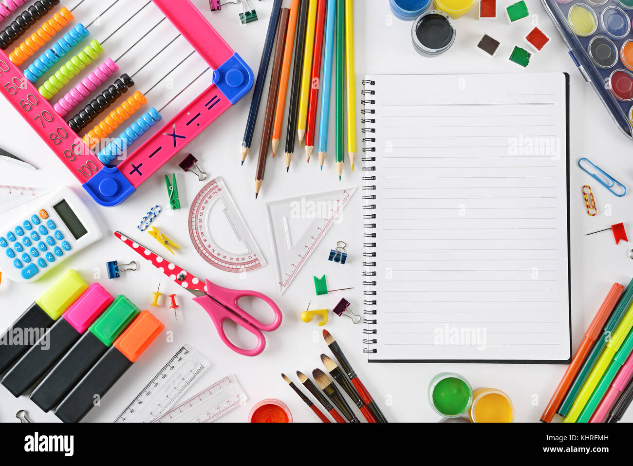 Ensemble de matériel scolaire sur fond blanc. L'espace pour texte. vue ...