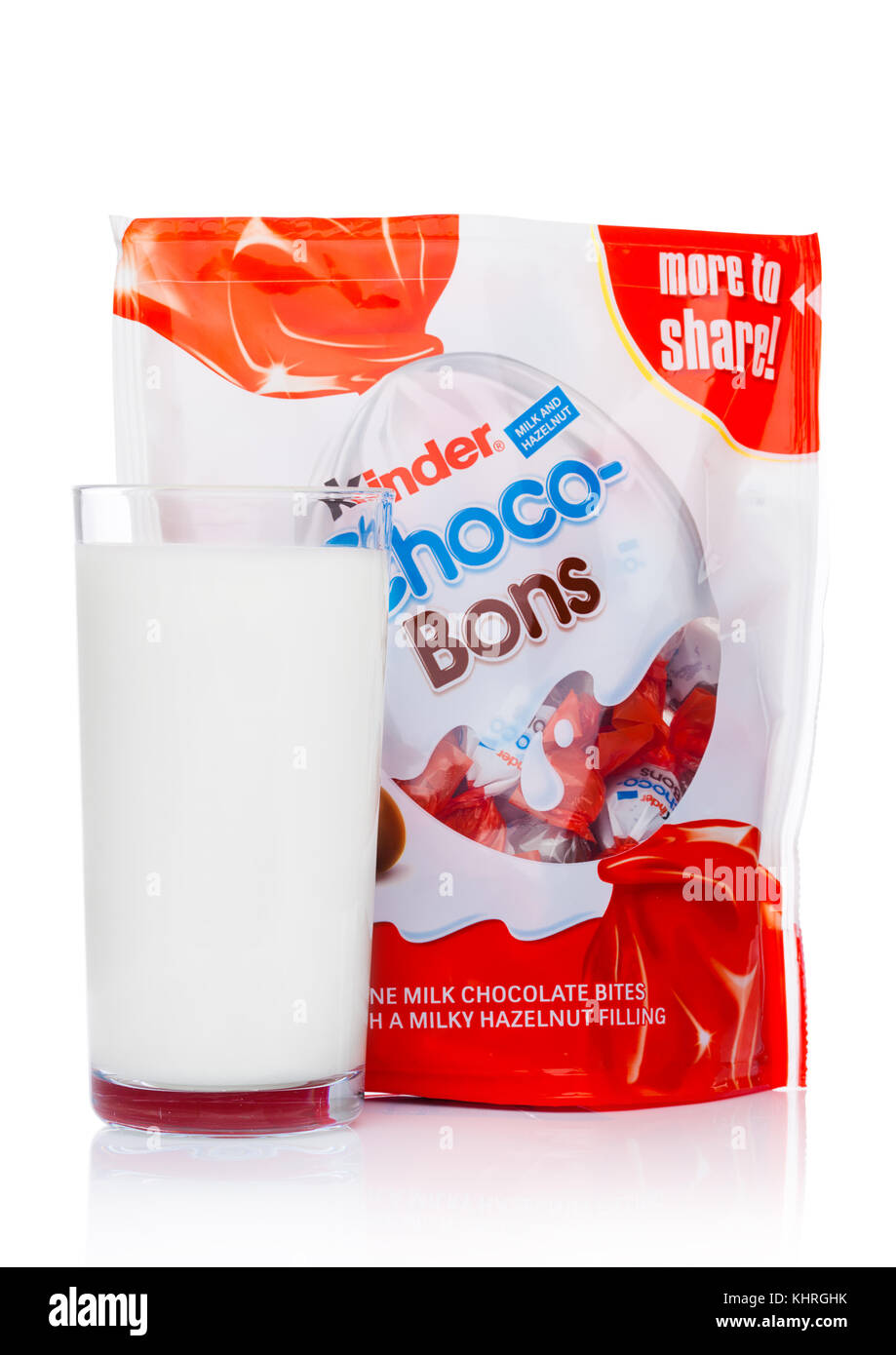 Kinder surprise wrapped chocolate Banque d'images détourées - Alamy