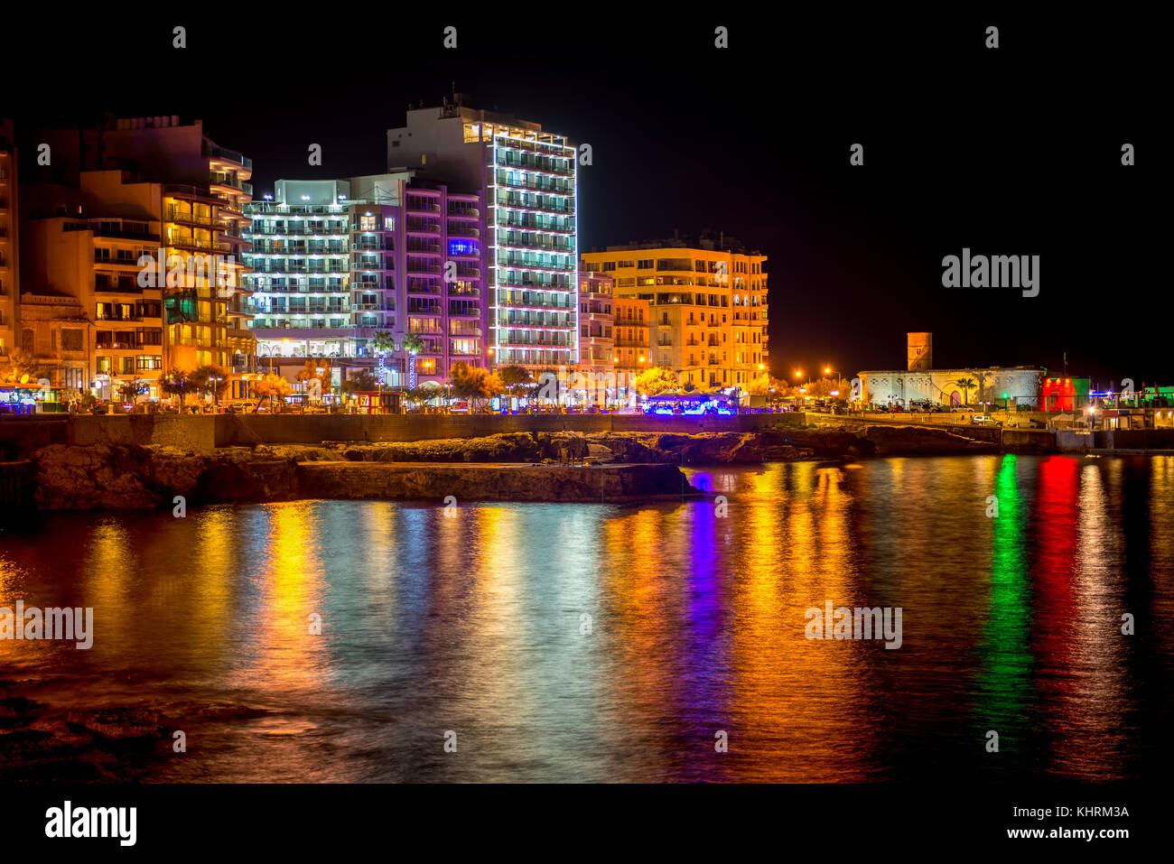 Vue de nuit sur la belle ville de bord de mer de Sliema et offre ...