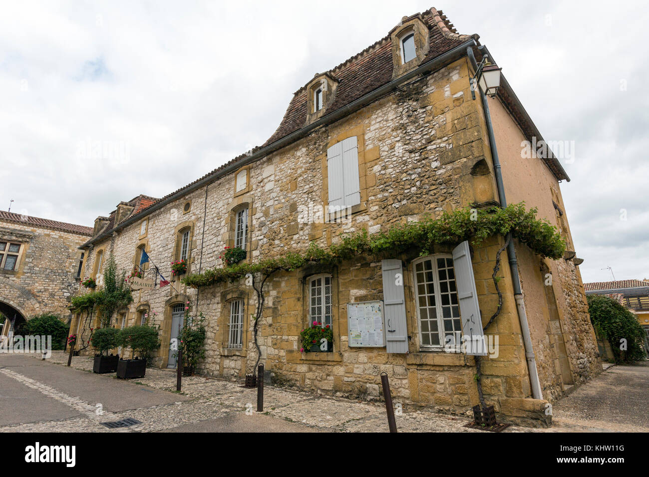 Issigeac village Banque de photographies et d’images à haute résolution ...