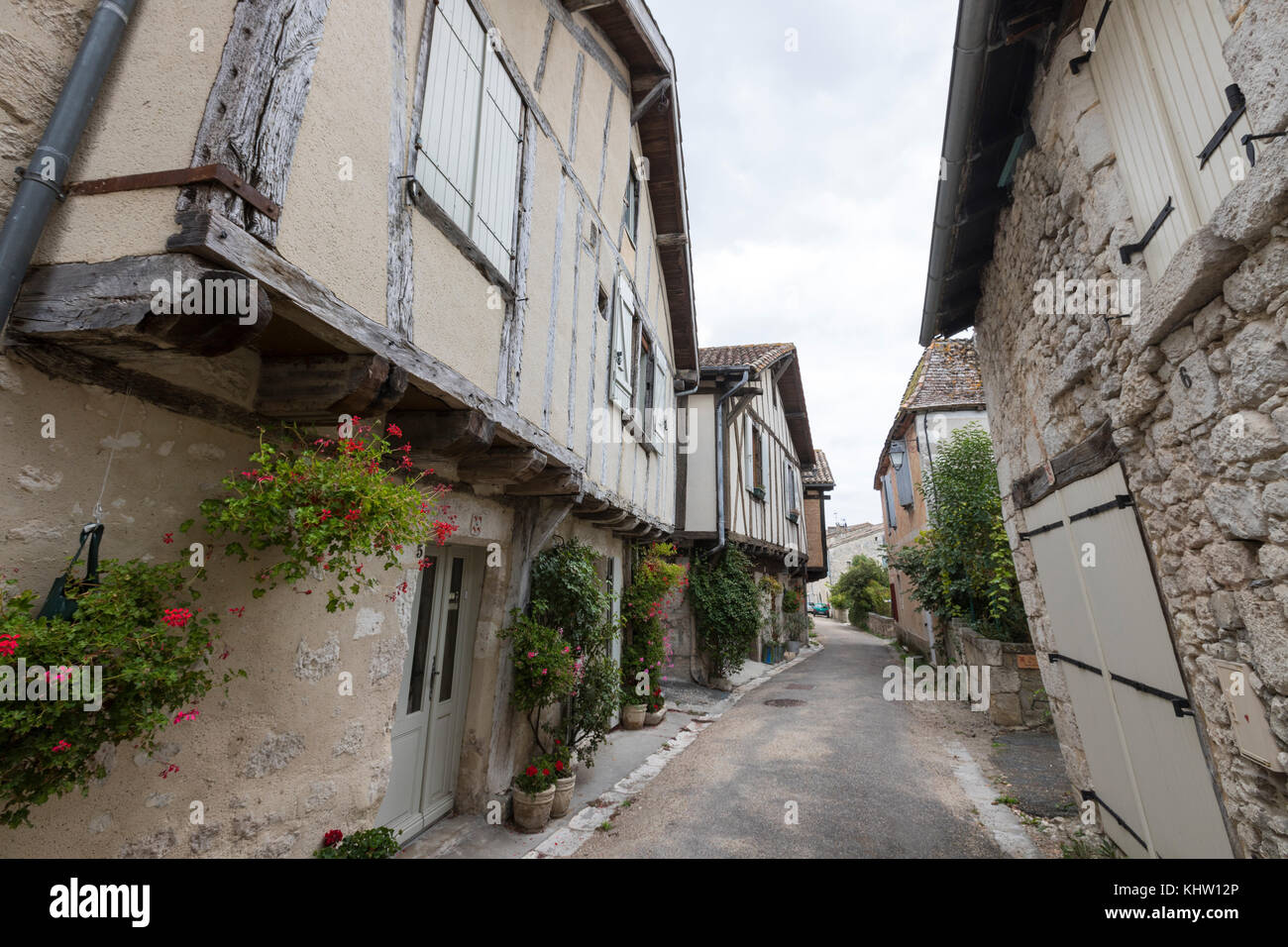 Issigeac village Banque de photographies et d’images à haute résolution ...