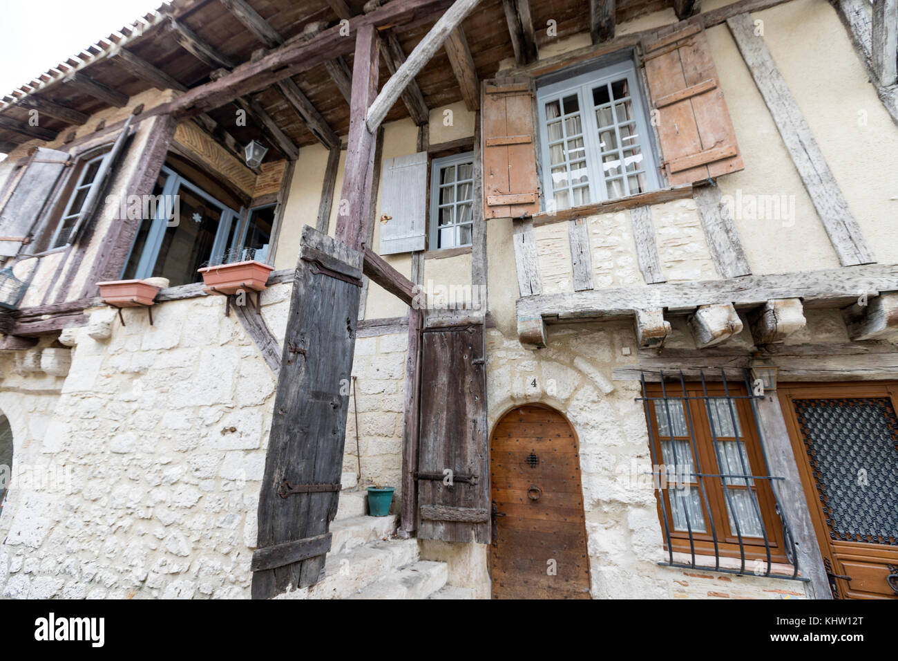 Issigeac Village Banque d'image et photos - Alamy