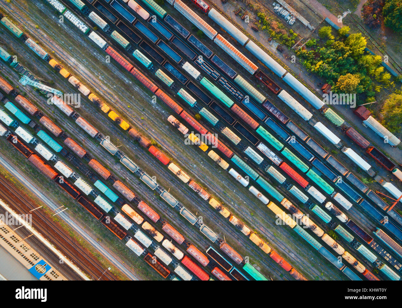Vue de dessus de trains de marchandises colorées. Vue aérienne du drone ...
