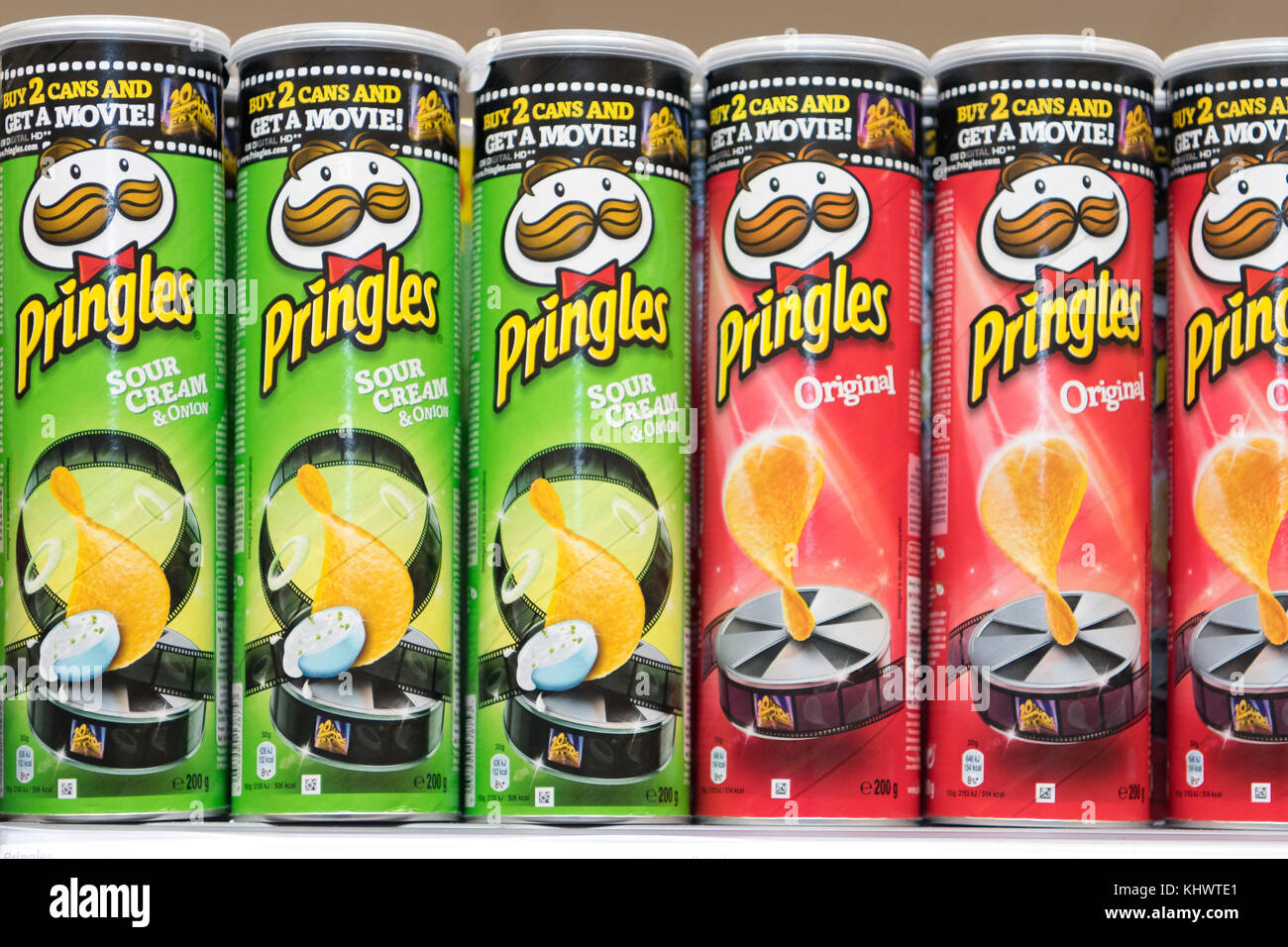 Pringles crème sure et ciboulette Banque de photographies et d’images à ...