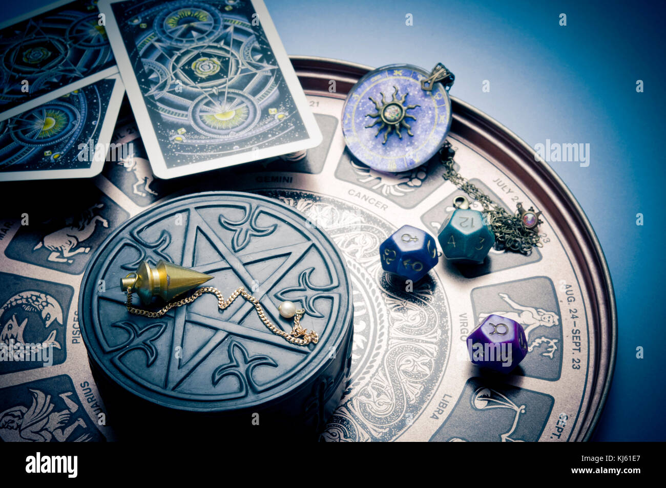 Divers objets ésotériques pour la divination et voyance Photo Stock - Alamy