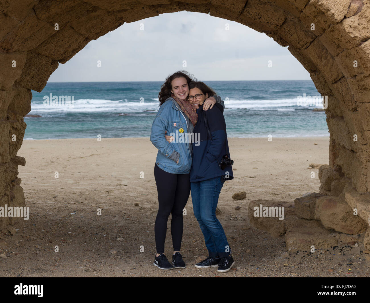 Mère et fille sur la plage, jisr az-Zarqa, Caesarea, Haifa, Israël district Photo Stock - Alamy