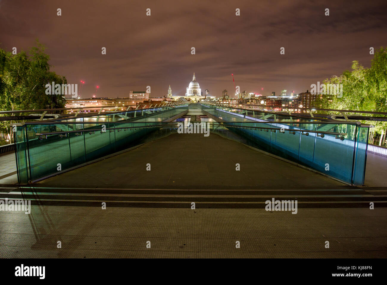 Sir Norman Foster est un pont piétonnier du Millénaire de Southbank à ...