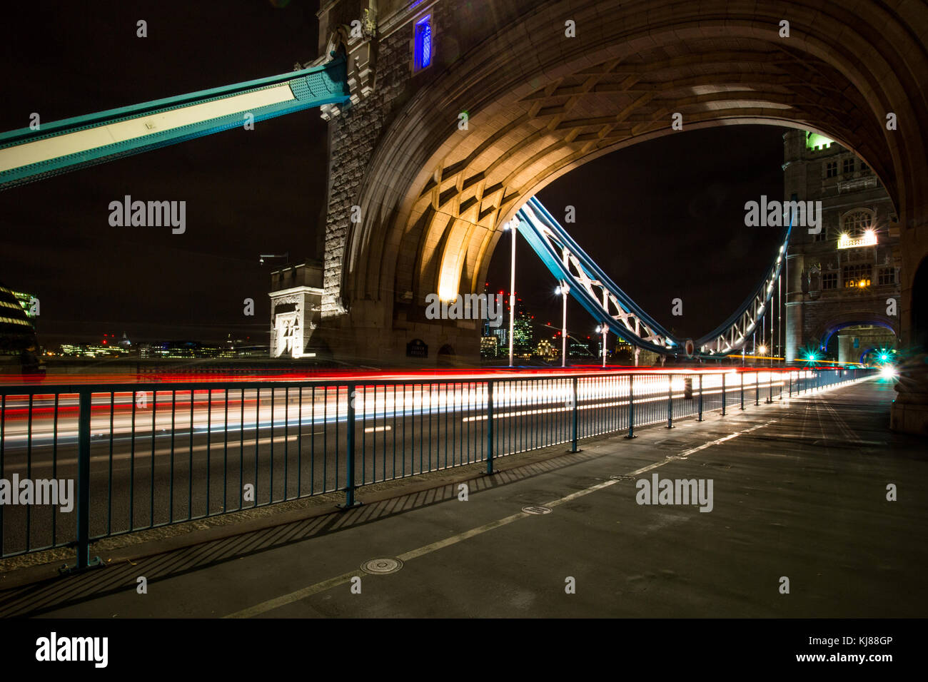 Sir Norman Foster est un pont piétonnier du Millénaire de Southbank à ...