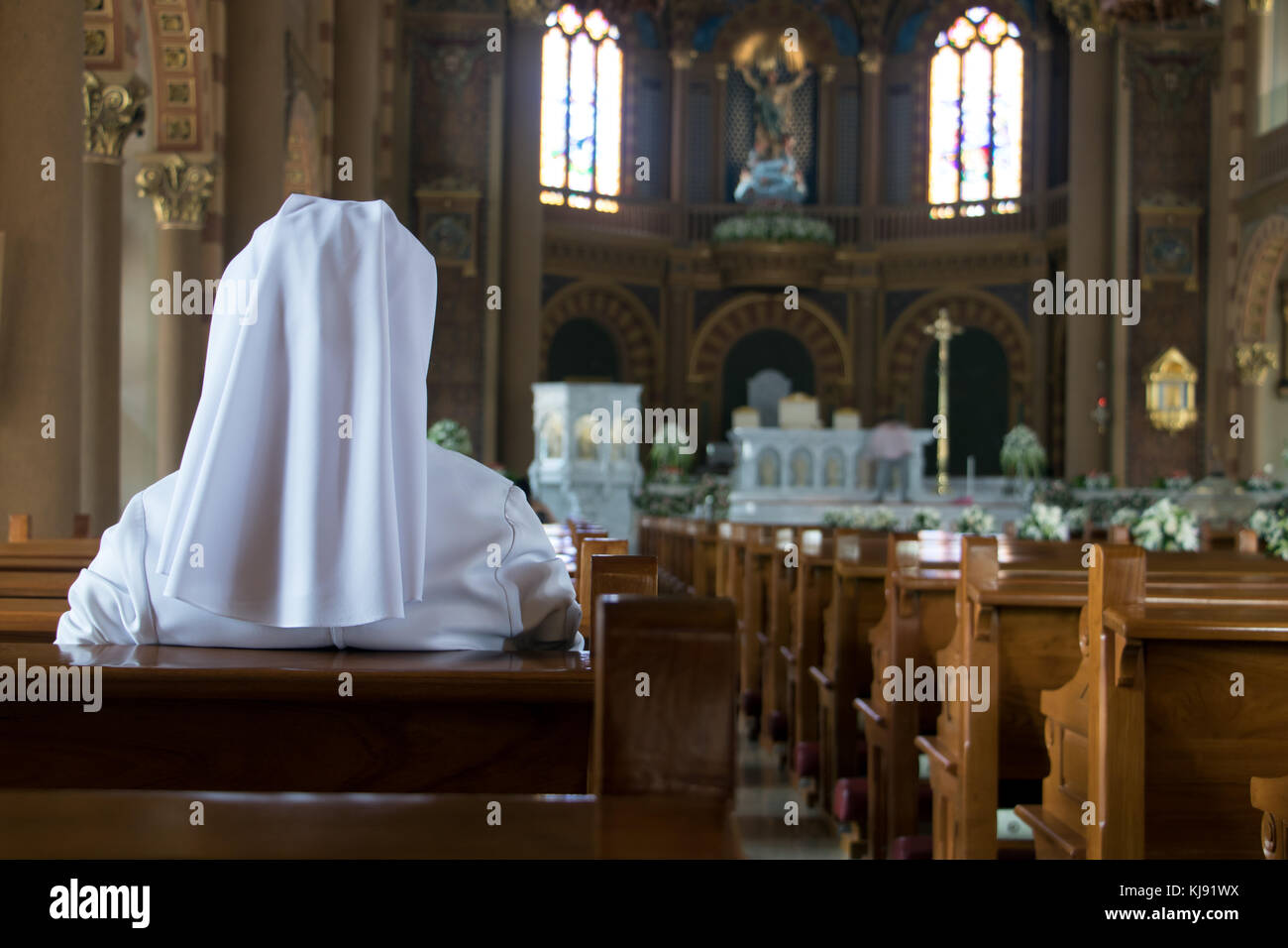 La religieuse se trouve dans l'église et prie à Dieu. une religieuse ...