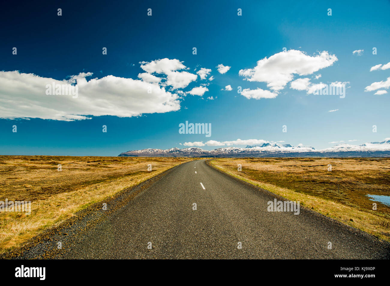 Belle route dans l'incroyable des paysages de l'Islande Photo Stock - Alamy