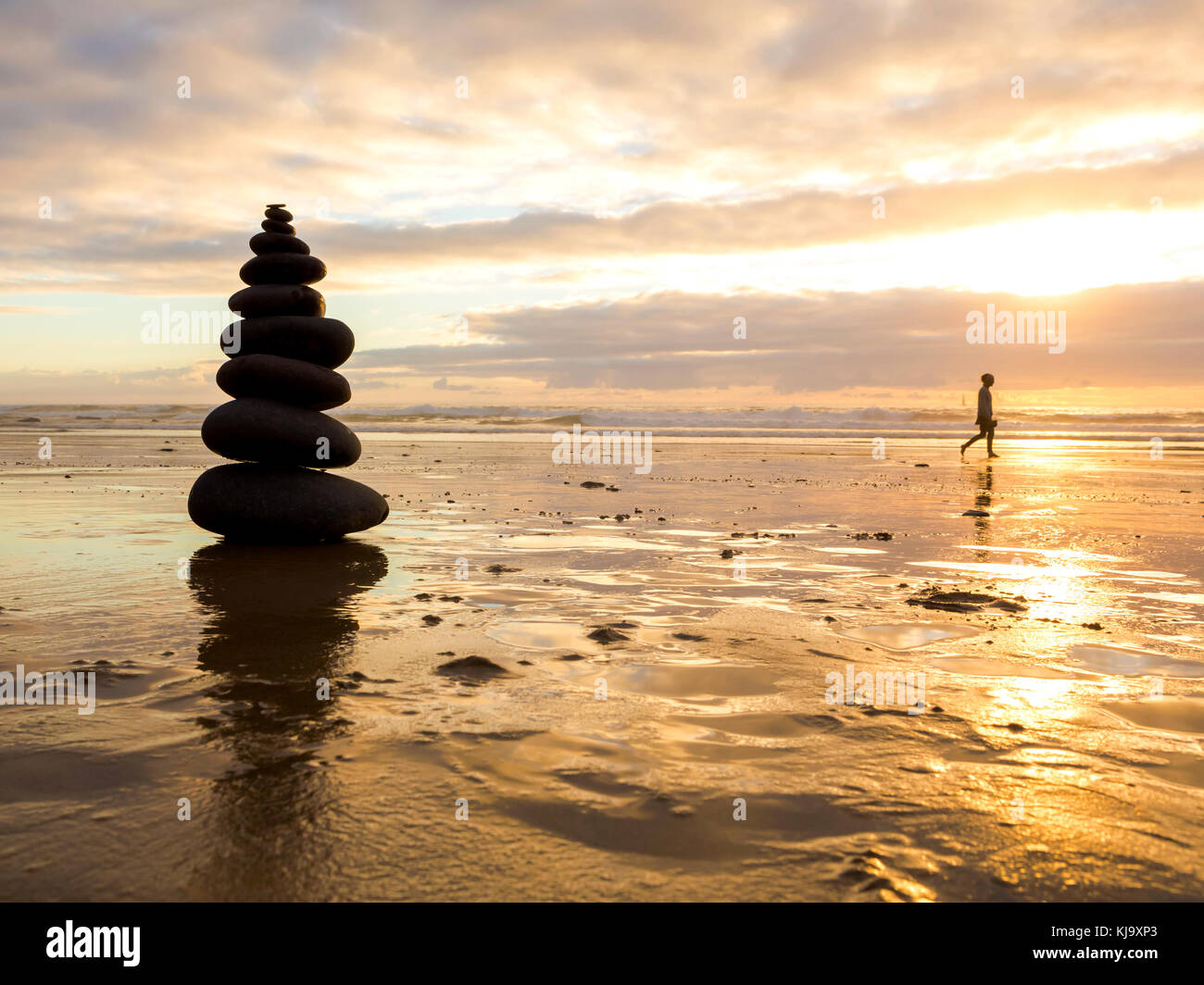 Des pierres empilées sur la mer la plage Photo Stock - Alamy