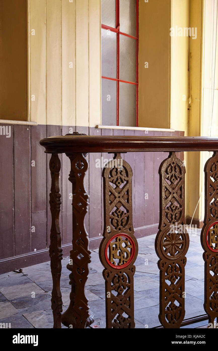 Balustrade de l'escalier avec le logo de l'entreprise. Le bâtiment ...
