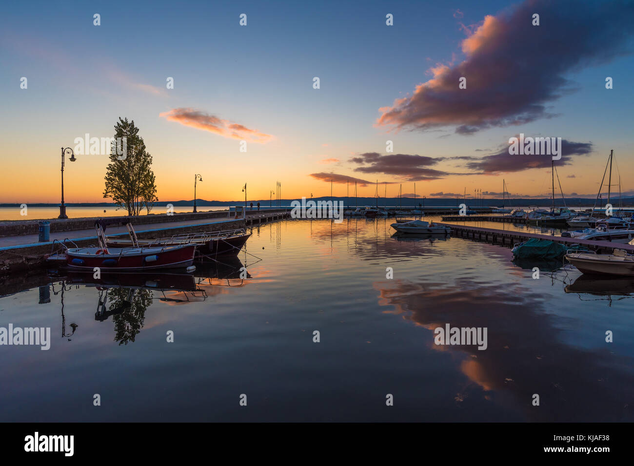 Lac de Bolsena (Italie) - le lac et le port de bolsena ville médiévale ...