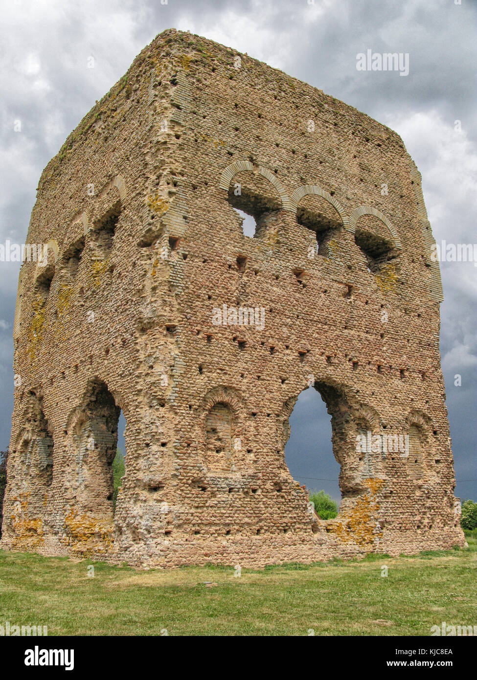 Ancien temple romain du temple de Janus à Autun, france.les romains ...