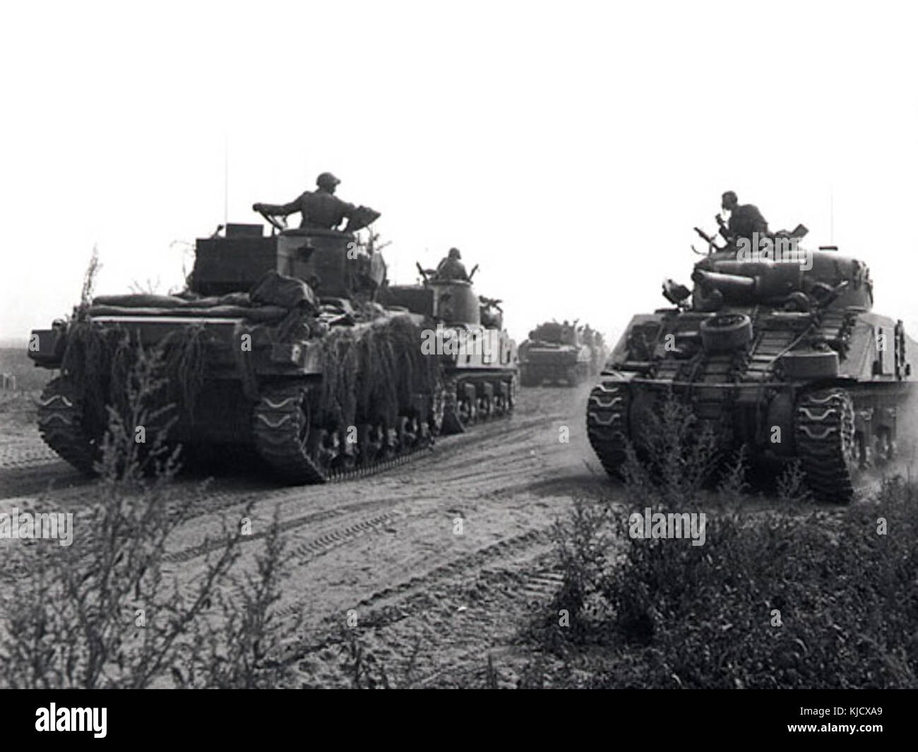 La Deuxième Guerre mondiale, les chars canadiens à Falaise en août 1944 ...