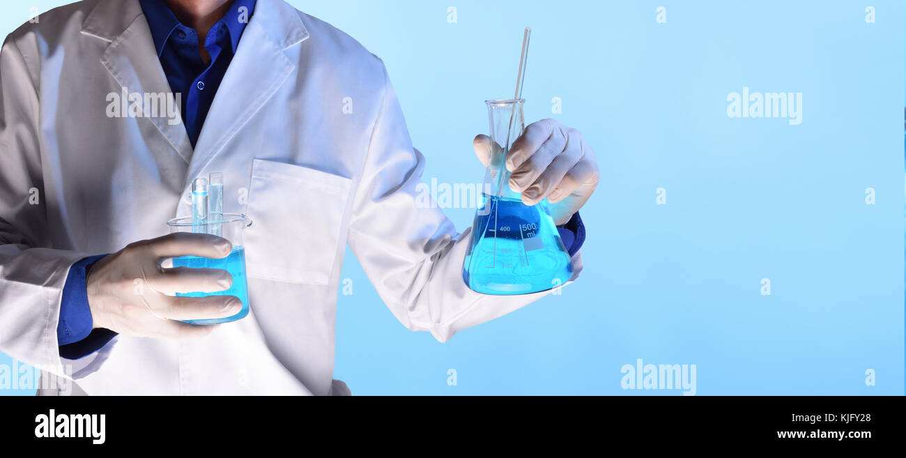 Équipé de vêtements de travail et de laboratoire matériel chimique avec ...