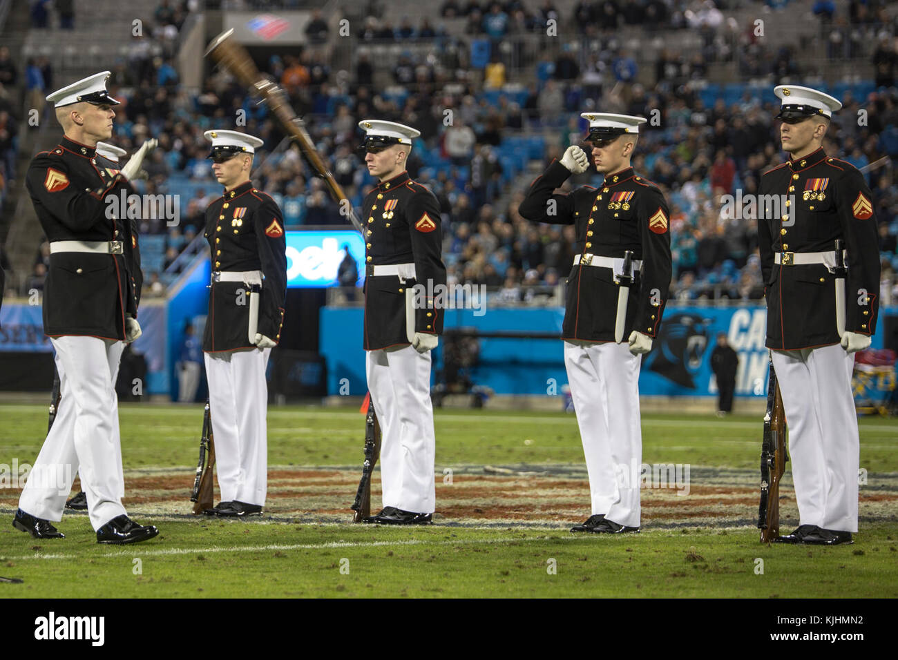 Le Cpl. J. Jarris Wade, inspecteur à la carabine, U.S. Marine Corps ...