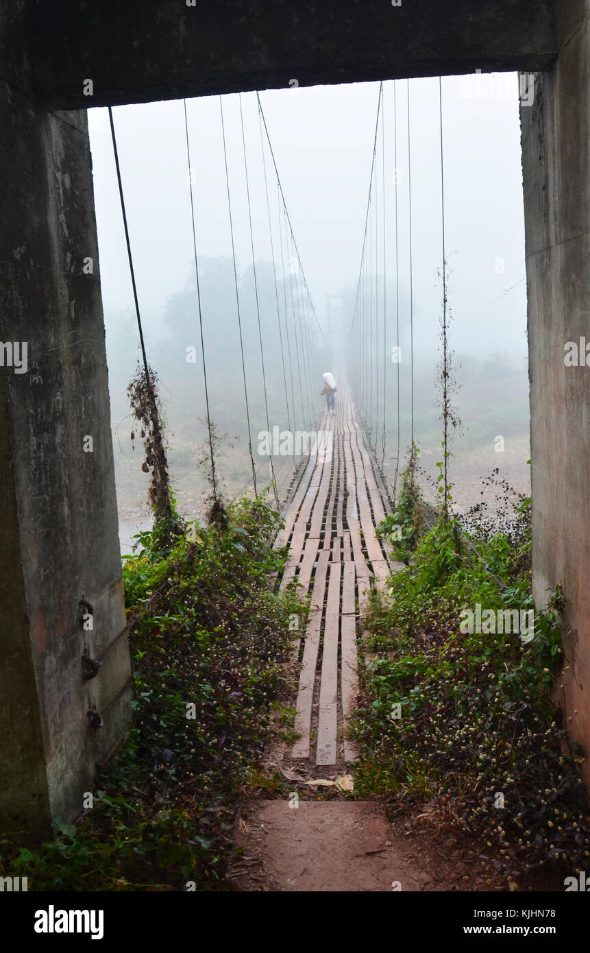 Wooden bamboo suspension bridge Banque de photographies et d’images à ...