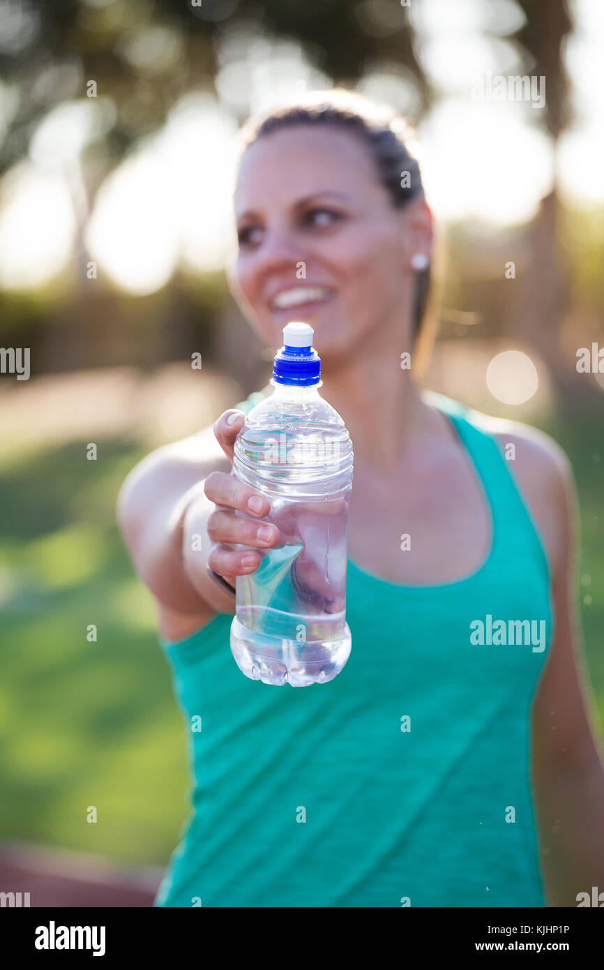 Close up grand angle de visualisation d'une athlète féminine s'apprête ...