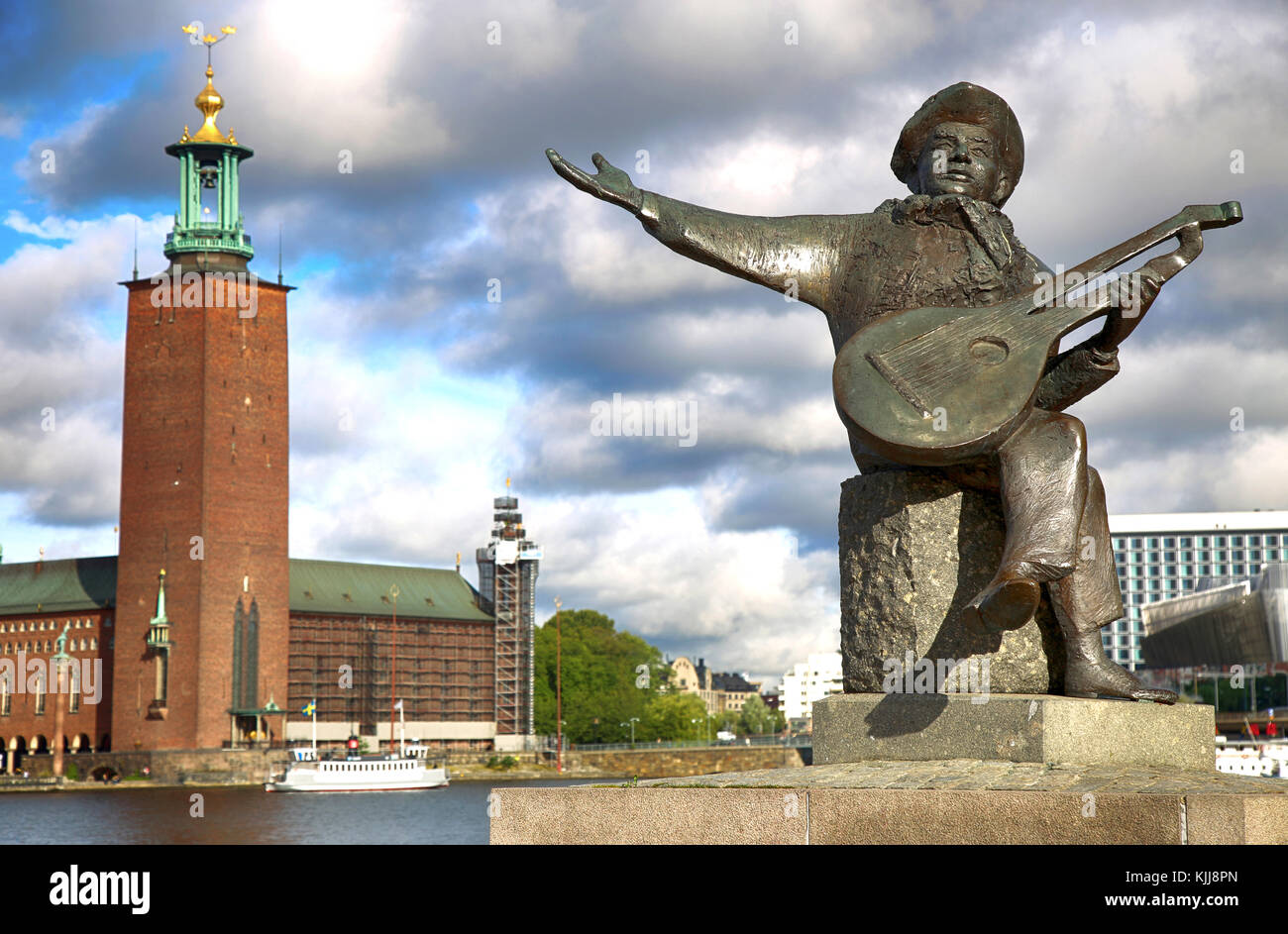 Evert Taube monument sur Gamla stan et l'hôtel de ville de Stockholm ...